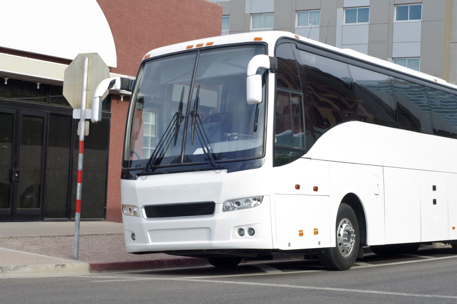 7 Benefits of Renting a Charter Bus | My Zeo