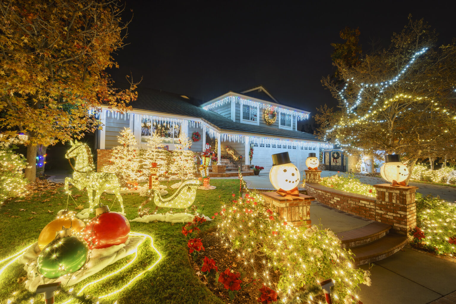 How to Decorate Your Yard for Christmas | My Zeo